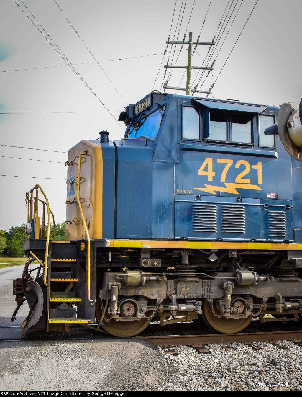 CSX 4721 shunting cars @ a local business